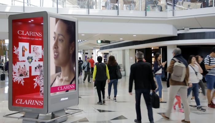 Digital Interactive Totem - Clarins | JCDecaux Transport