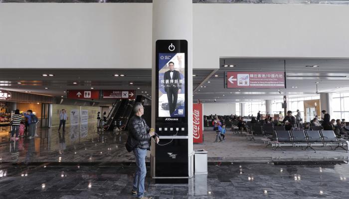 Power Pole - Meg Star | JCDecaux Transport