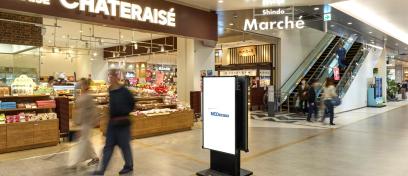 「バス停広告 × SNS」探す楽しみが生んだ拡散力 | MCDecaux