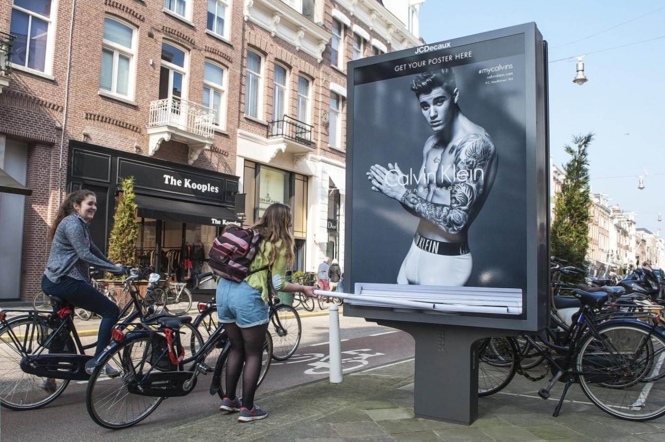 Calvin Klein Poster Dispenser | JCDecaux Nederland