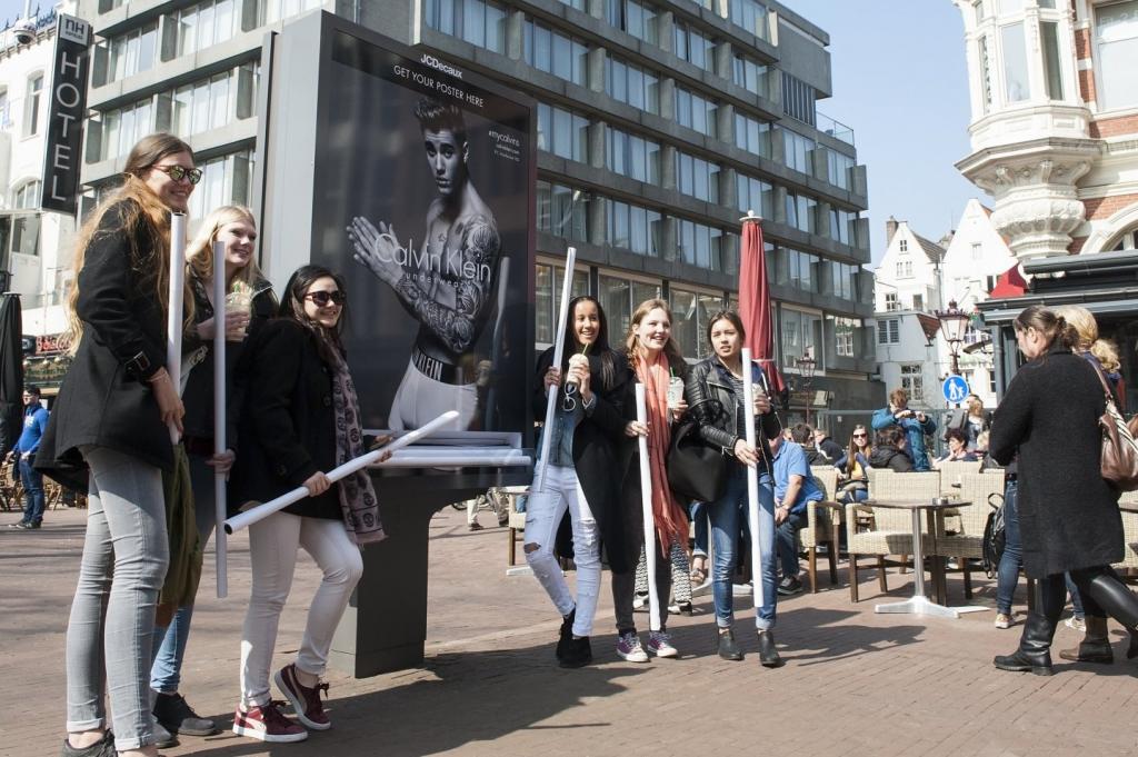 Calvin Klein Poster Dispenser | JCDecaux Nederland