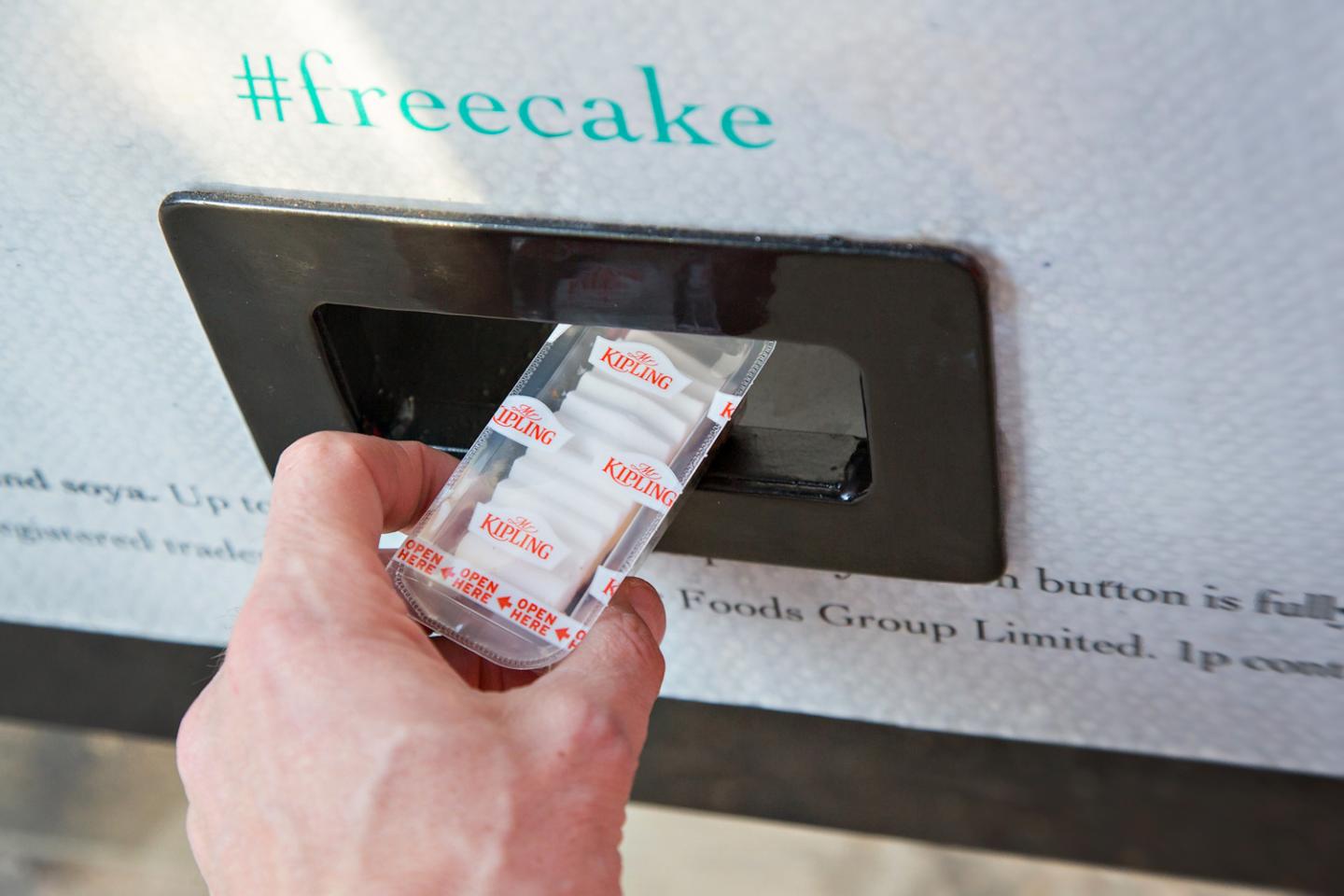 Mr Kipling Xmas cake | JCDecaux UK