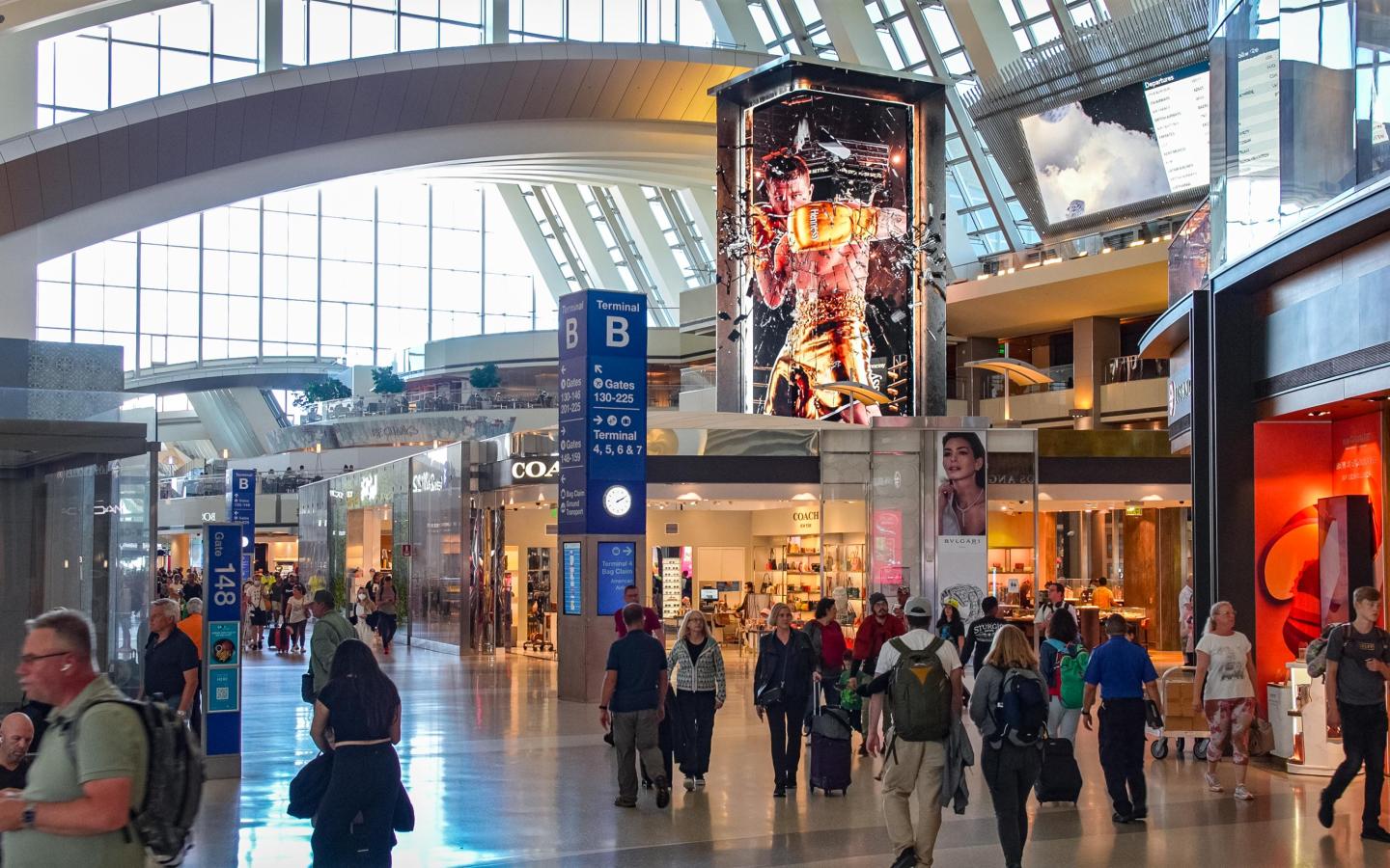 Canelo Lands in LAX | JCDecaux
